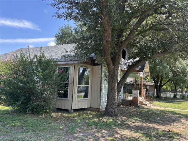 401 E Hopkins St, Mexia, TX 76667 | MLS #7020 | Compass
