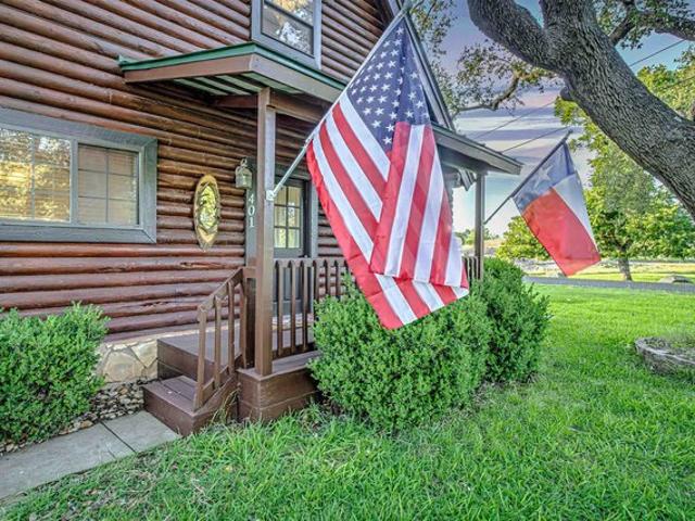 401 Lake Point Dr, Horseshoe Bay, TX 78657