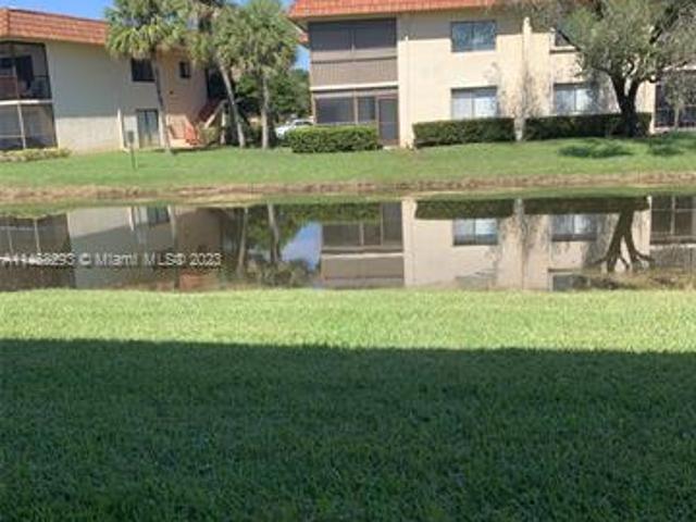 401 Lakeview Dr 104, 2 beds, 2 full baths