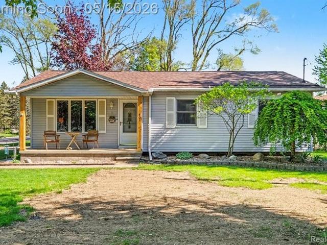 401 Lakeview St, Holly Vlg, MI 48442