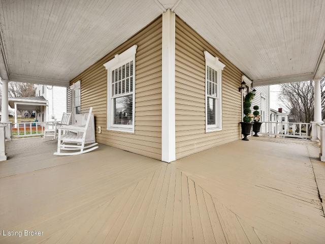 401 N Walnut St