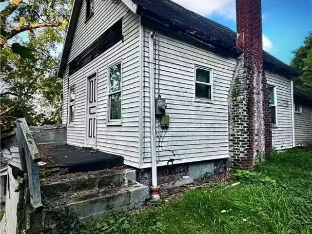 401 N JACKSON ST, EVANS CITY, PA 16033 Single Family Residence.