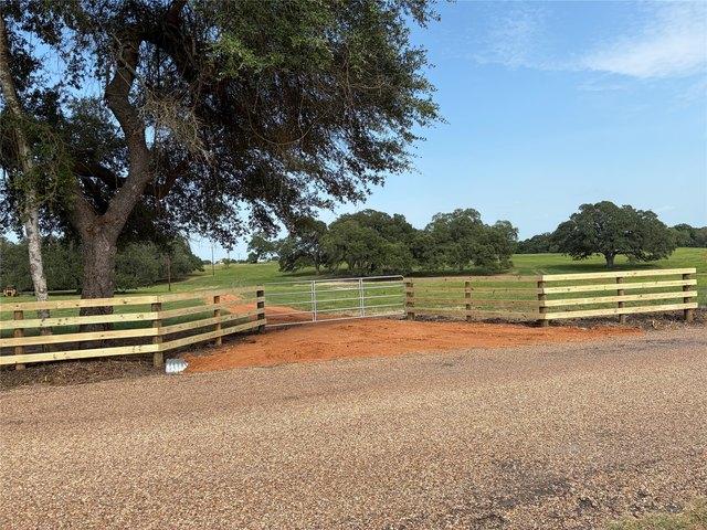 401 N Knezek Rd, Flatonia, TX 78941