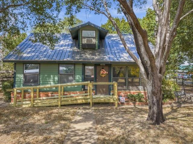 401 S 10th St, Comanche, OK 73529