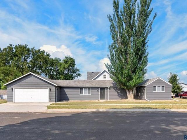 401 S 1st Ave, Brandon, SD 57005