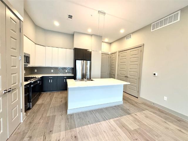 401 W 25th St Street 1372