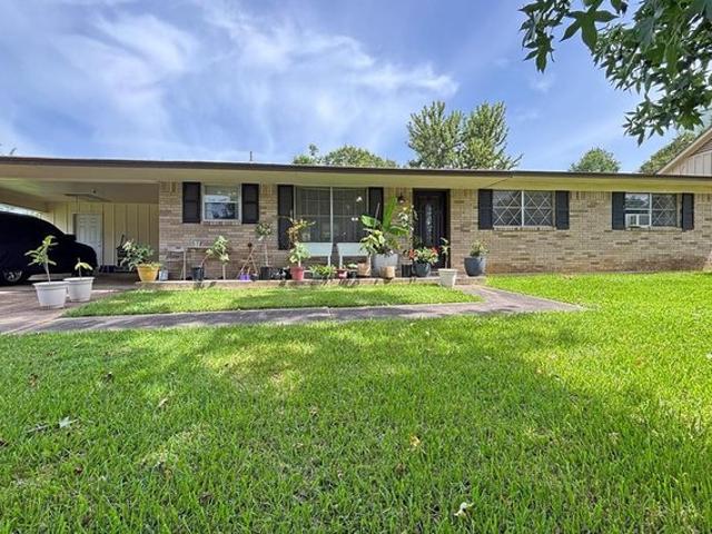 401 W Greenfield Dr, Wake Village, TX 75501