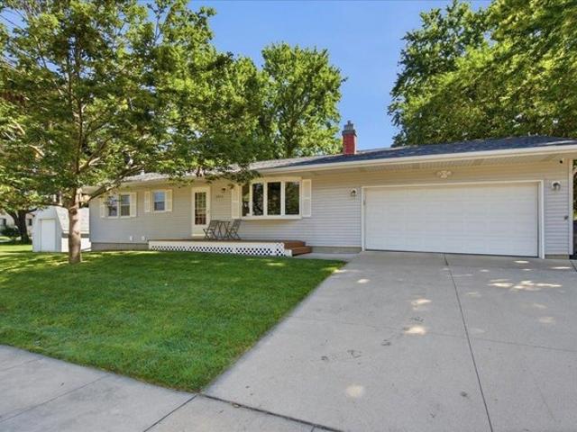 4024 Cardinal Ct, Cedar Falls, IA 50613