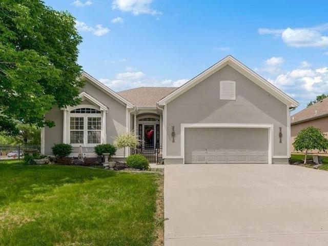 4025 NW Chapman Dr, Blue Springs, MO 64015