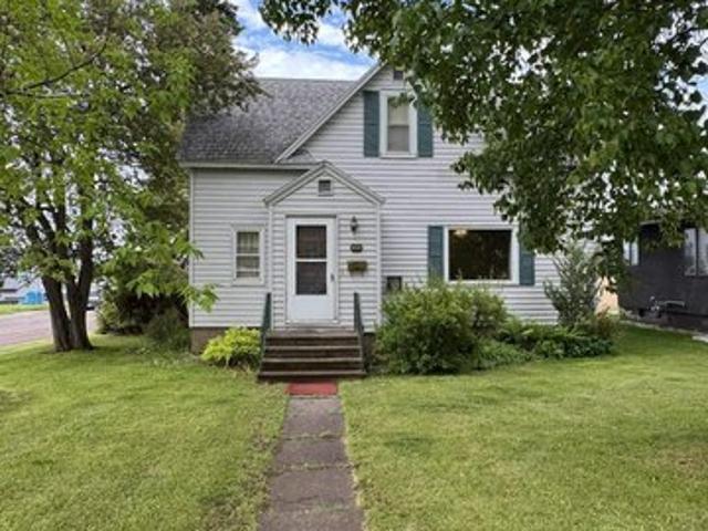 402 10th Ave, Two Harbors, MN 55616