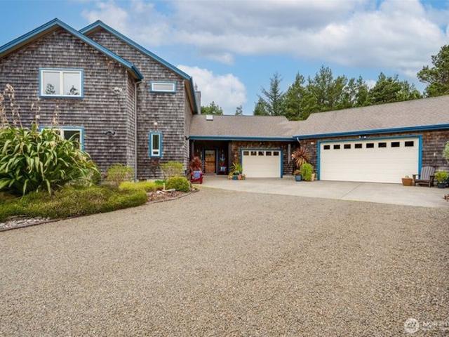 402 17th St SW, Long Beach, WA 98631