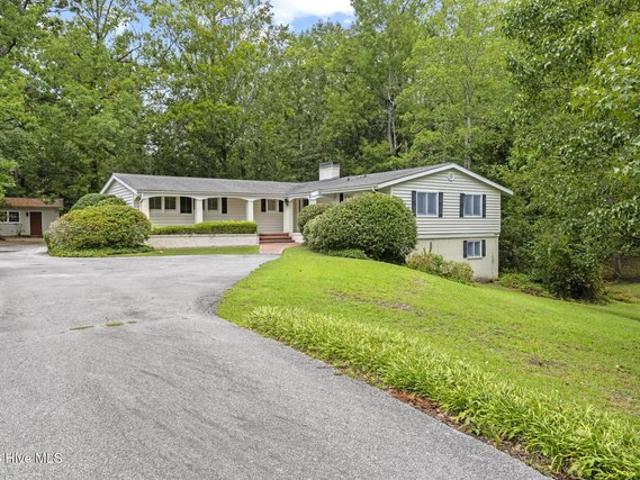 402 Country Club Dr, Jacksonville, NC 28546