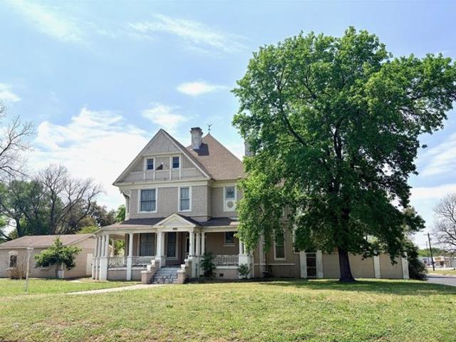 402 Cedar St, Hearne, TX 77859