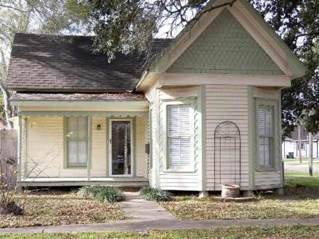 402 Alamo St, El Campo, TX 77437 | MLS #44280 | Compass