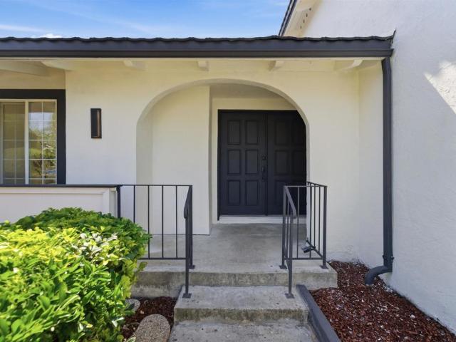 402 Avenida Arboles