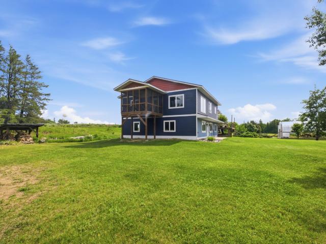 402 Barclay Avenue W