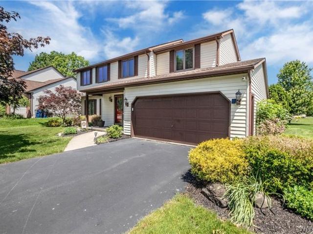 402 Glen Oak Dr, East Amherst, NY 14051