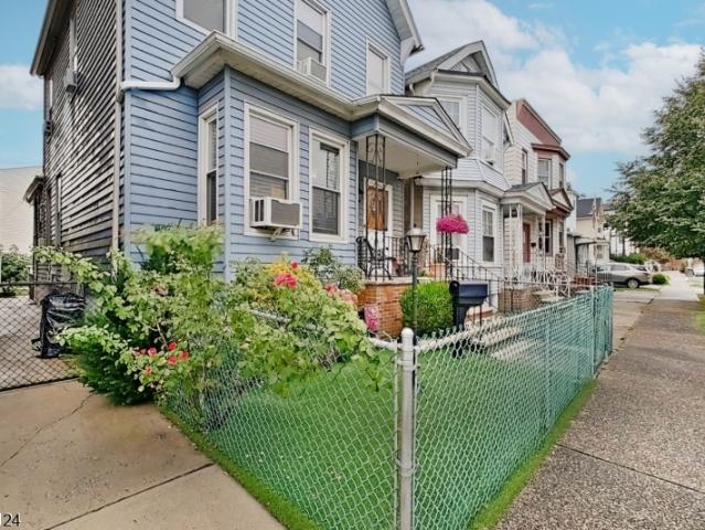 402 Davis Ave