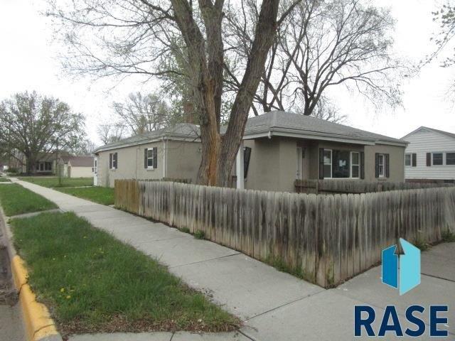 402 E 11th Ave, Mitchell, SD 57301