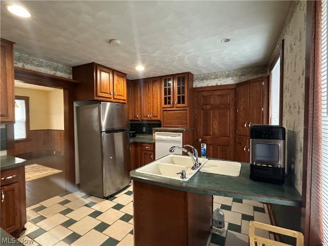 402 E Lincoln Way