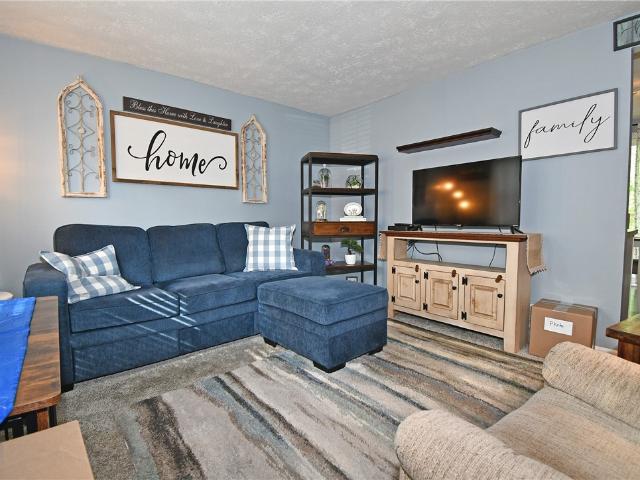 402 Hickory Cir