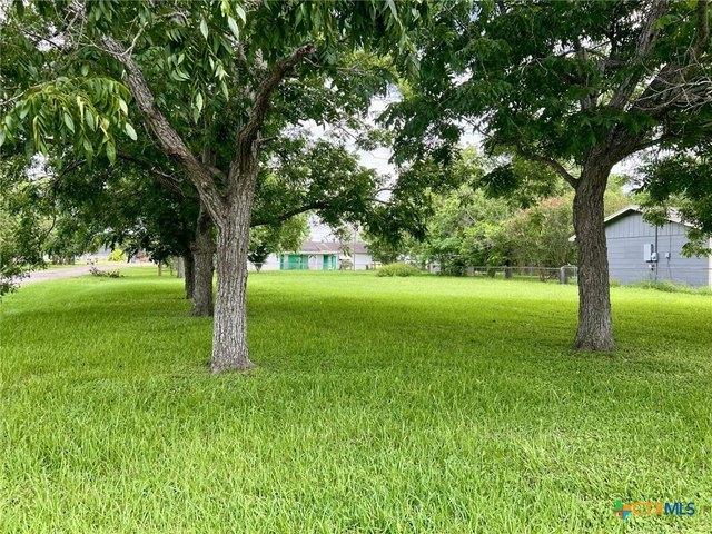 402 Hurst St, Edna, TX 77957