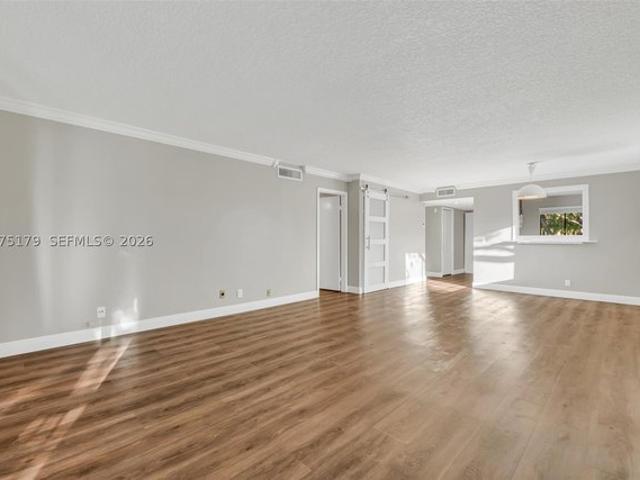 402 Lakeview Dr Apt 201, Weston, FL 33326