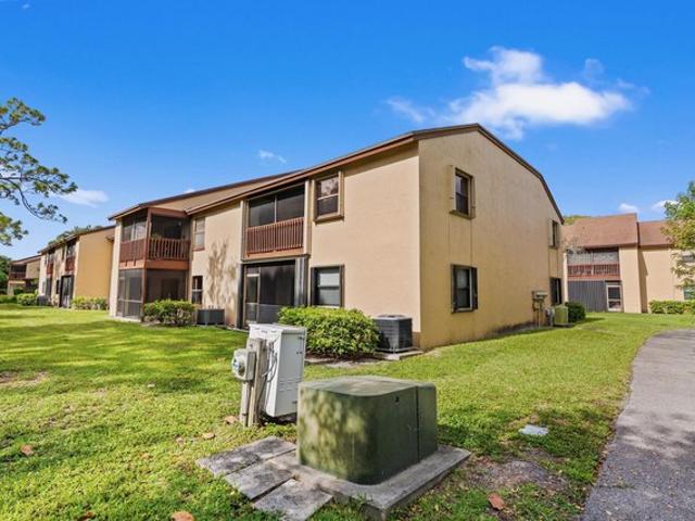 402 Lakeview Dr E, Royal Palm Beach, FL 33411