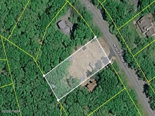 402 Maple Ridge Dr, Lords Valley, PA 18428