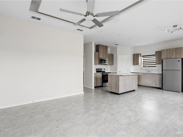 402 N Alexandrite Avenue 2