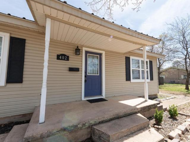 402 S Red River