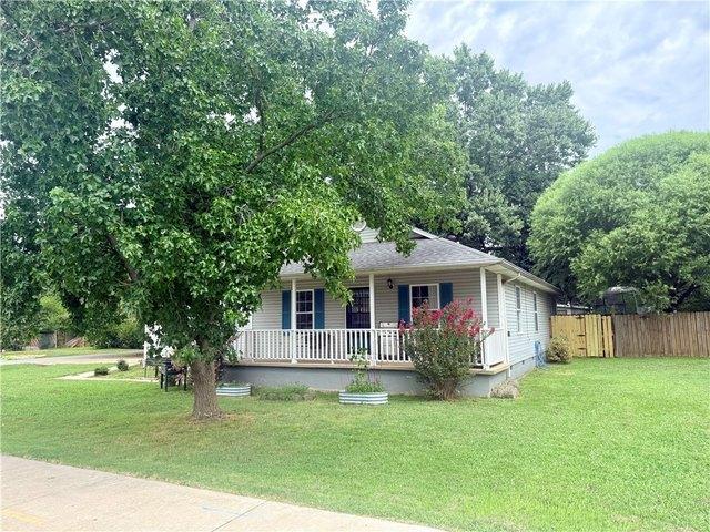 402 SE El Paso St, Gravette, AR 72736