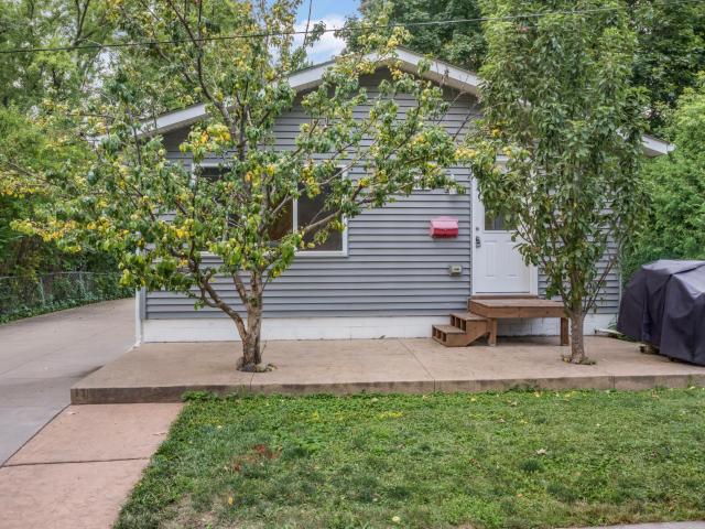 402 Sherburne Street S