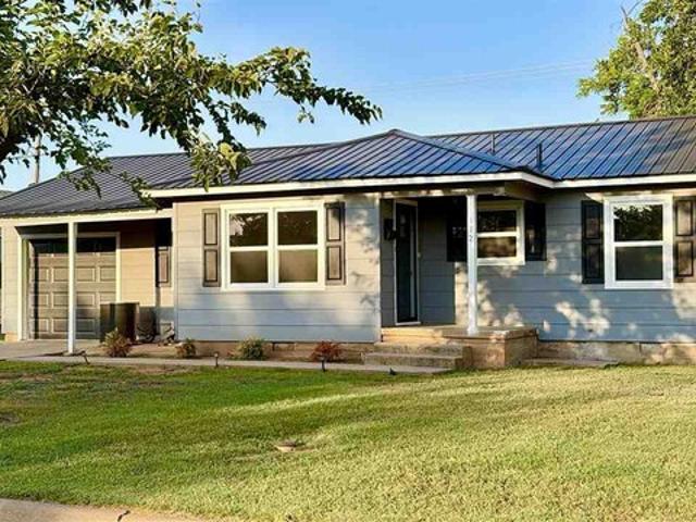 402 Pine St, Frederick, OK 73542