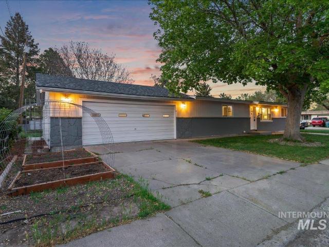 402 W 4th N