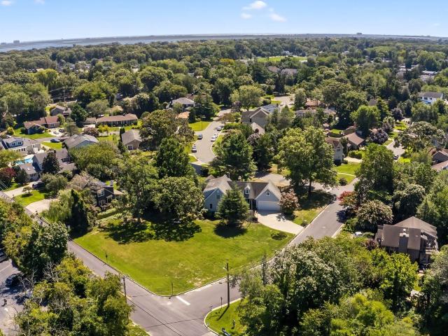 402 W Cedarbrook Ln