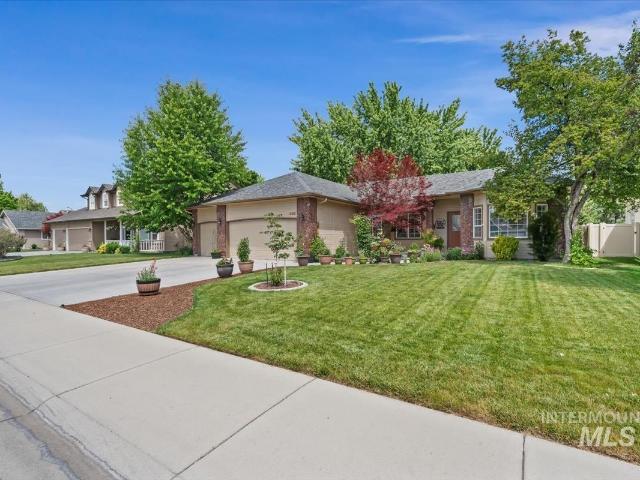 402 W Claire Ct