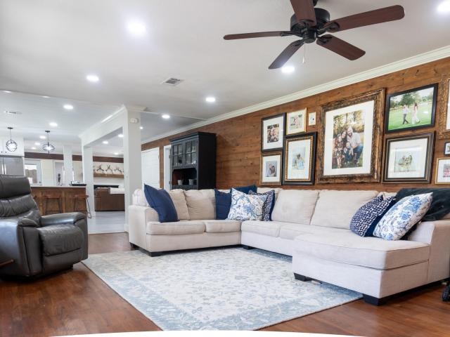 402 W Hoyle