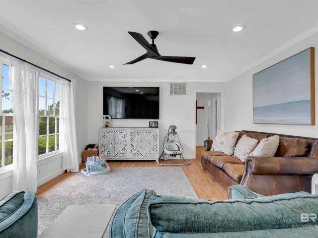 402 W Magnolia Avenue