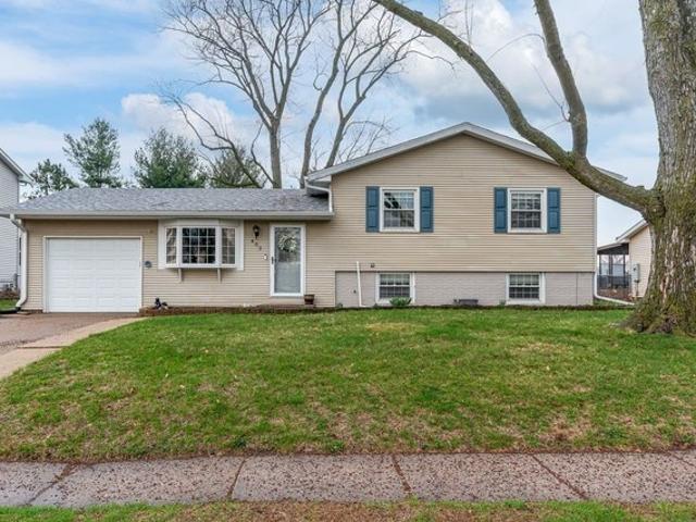 402 W Sheridan Dr, Eldridge, IA 52748