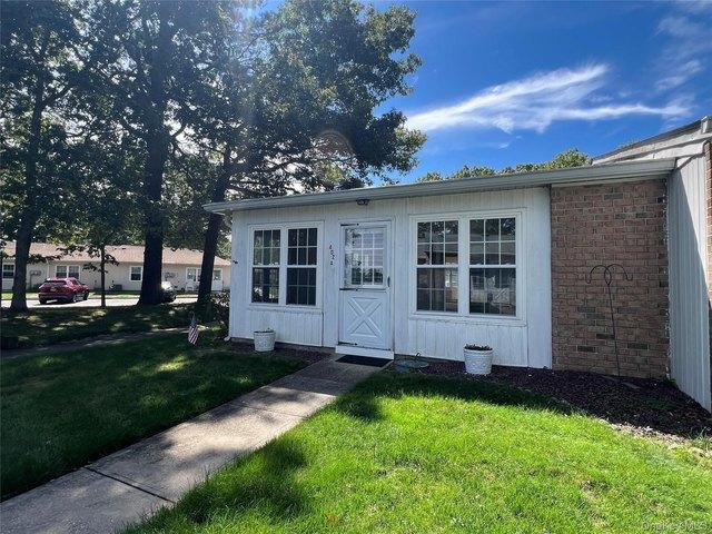 402A Woodbridge Dr Unit 402A, Ridge, NY 11961