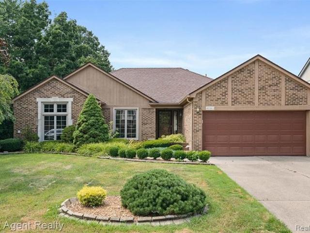 40363 Denbigh Dr, Sterling Heights, MI 48310