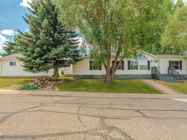 4036 Avondale Dr, Bismarck, ND 58503