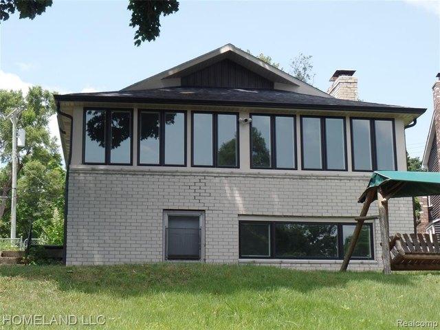 4039 Lotus Dr, Waterford Township, MI 48329