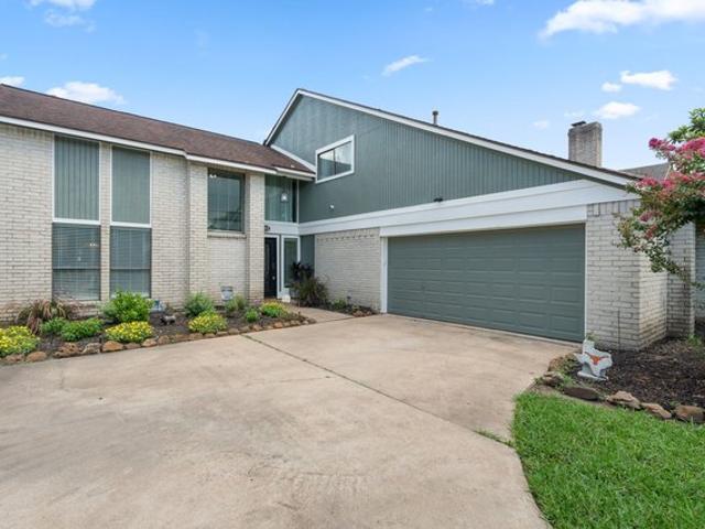 403 Banyan St, Lake Jackson, TX 77566