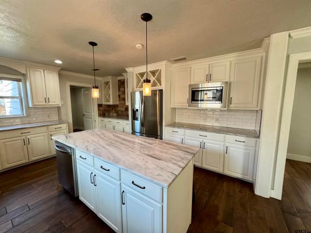 403 E Henderson St, Overton, TX 75684 | MLS #26000