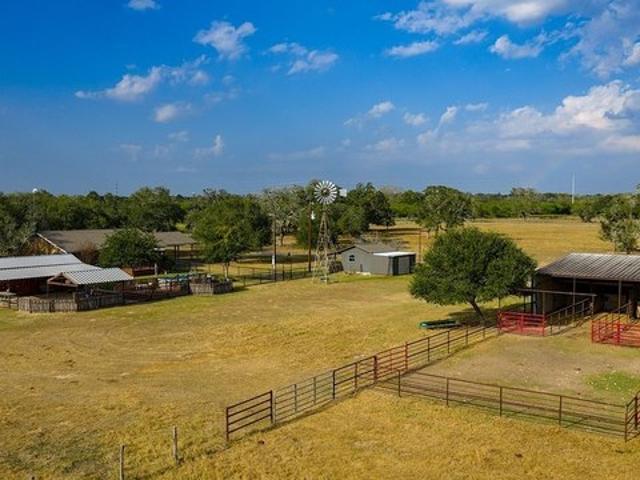 403 Hickey Rd, Yoakum, TX 77995