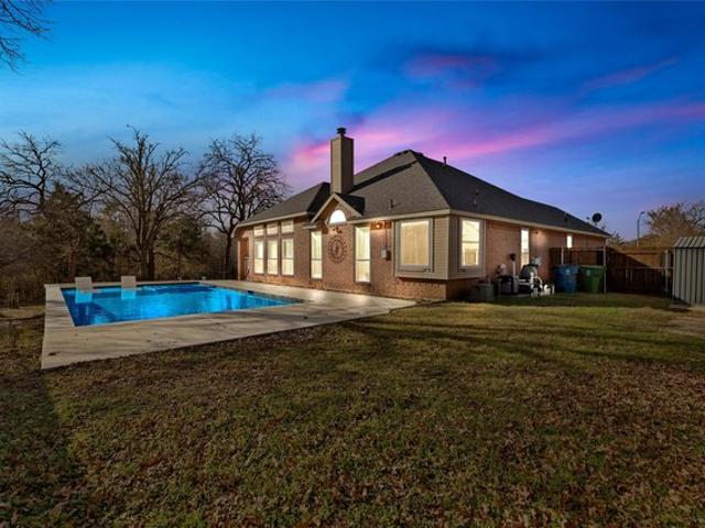 403 Lochwood Cir, Lake Dallas, TX 75065