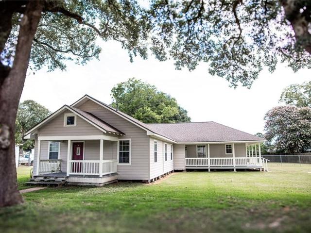 403 Leveridge St, East Bernard, TX 77435