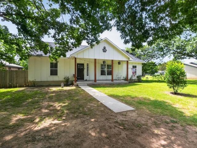 403 Lynch St, Smithville, TX 78957